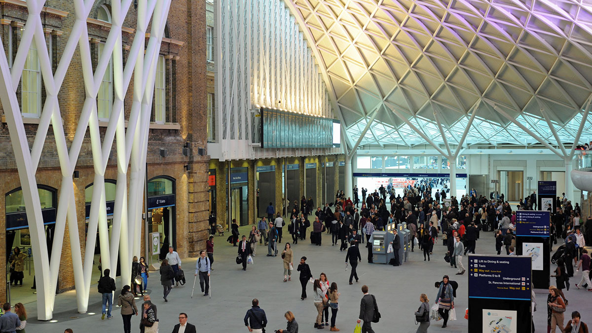 £2.3bn cost of ‘London lag’ in commuting puts future of capital’s shops ...