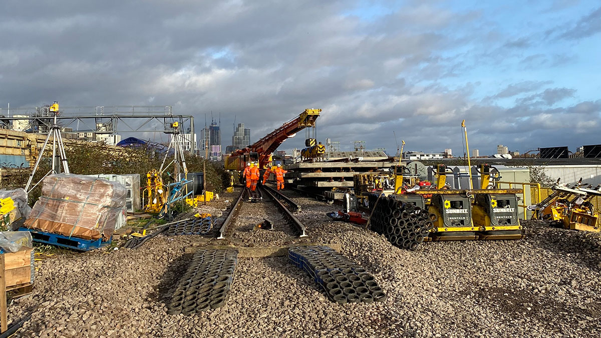 Network Rail engineers gear up for bank holiday work on London-Sussex ...
