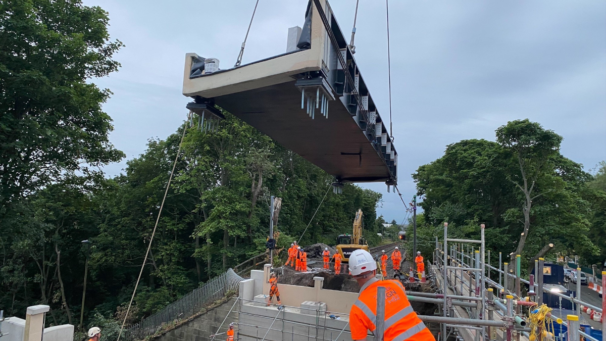 £3 million Metro bridge is lowered into place in North Tyneside - Rail UK
