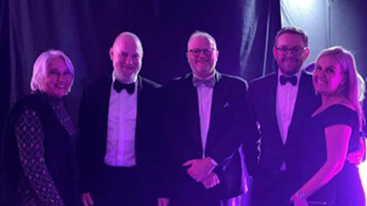 Hitachi and GCRE sign on dotted line at annual Roundhouse Dinner - Rail UK