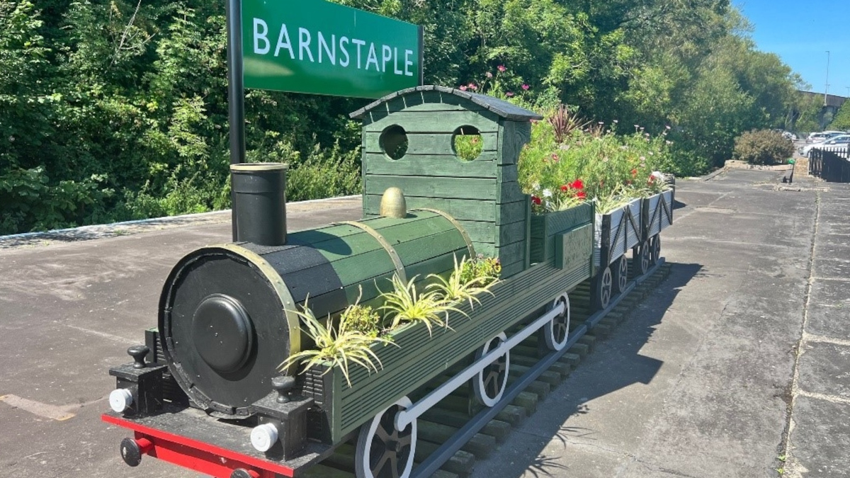 Network Rail staff join community groups to make Barnstaple bloom - Rail UK