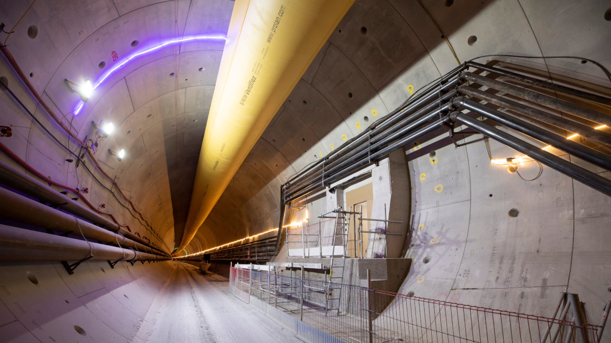 HS2 tunnel machines ‘Florence’ and ‘Cecilia’ pass Amersham - Rail UK