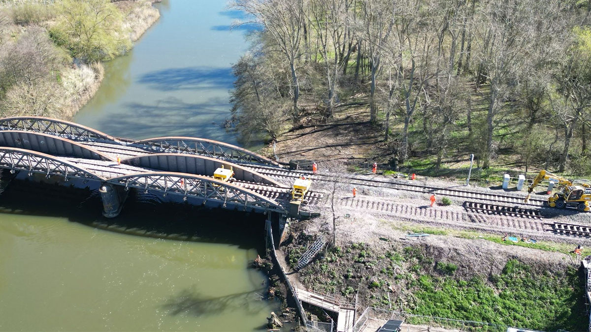 Network Rail engineers work around the clock to repair Nuneham viaduct ...