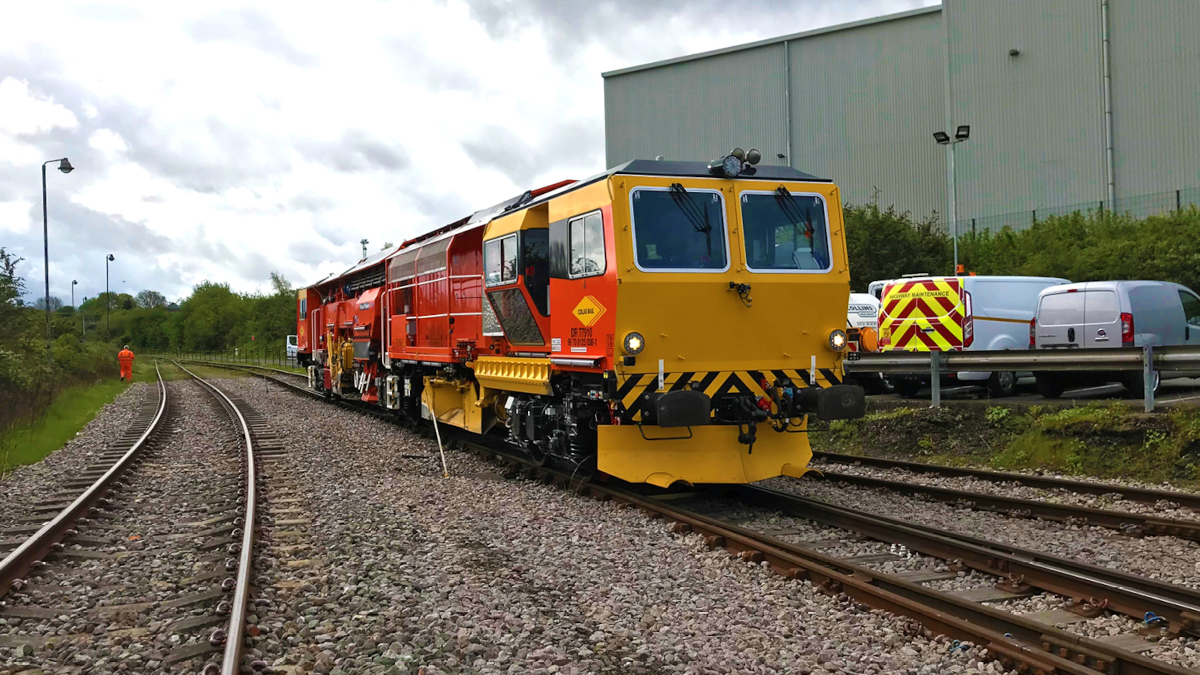 Colas Rail UK adds two new tampers to fleet - Rail UK