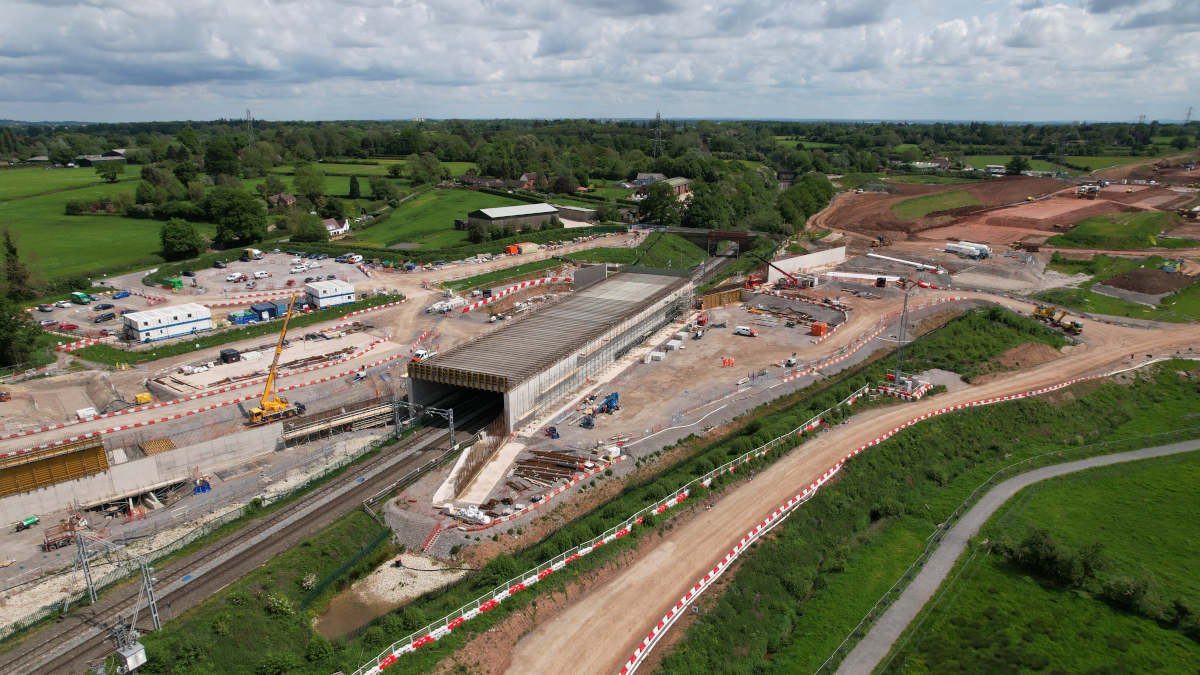 Huge beams lifted into place for HS2 bridge near Kenilworth - Rail UK