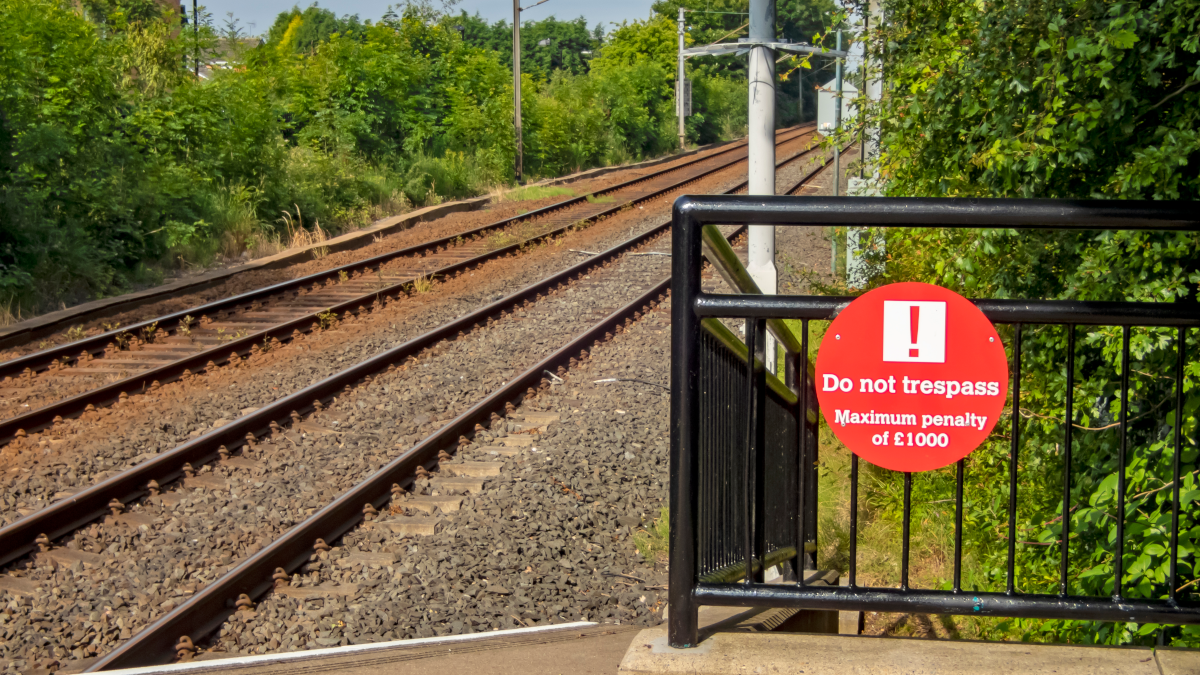 Network Rail issues trespass safety warning as summer holiday's begin ...