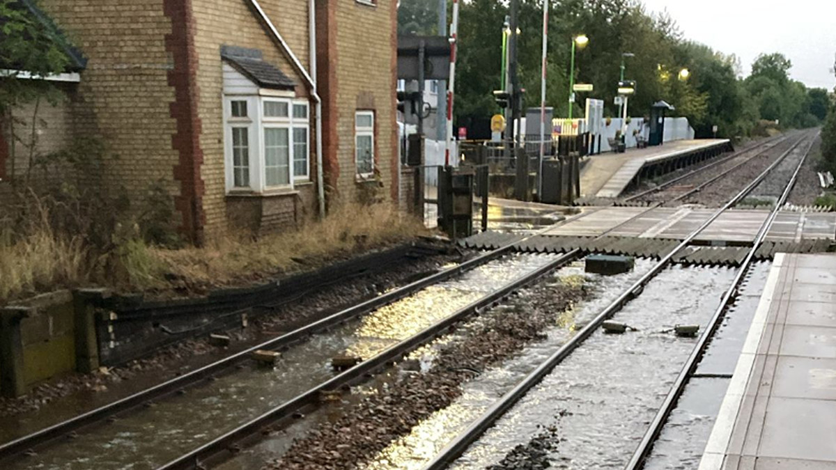 Railway engineers respond to flooding on the Marston Vale line - Rail UK