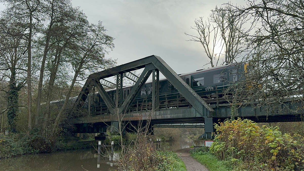 Vital engineering work near Shalford, Surrey, to close North Downs Line ...