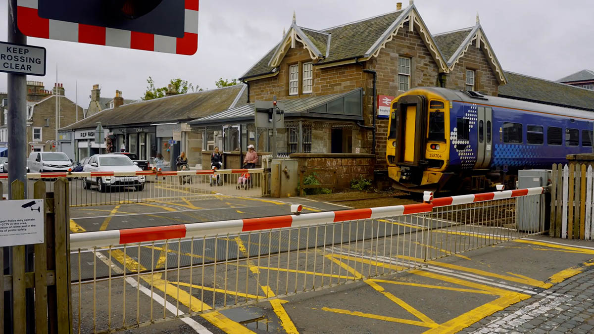 Action to tackle Broughty Ferry level crossing misuse - Rail UK