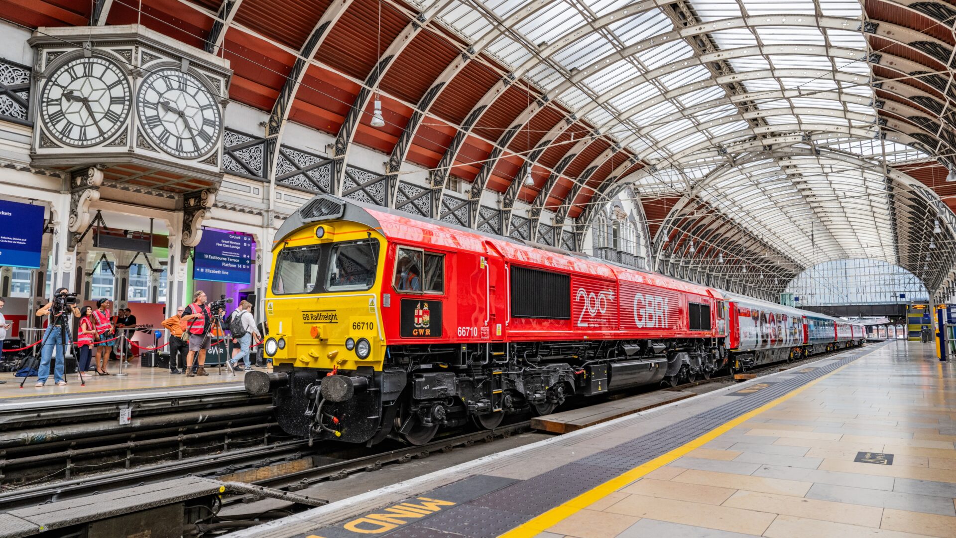 All aboard: Railway 200’s special exhibition train arrives at London ...