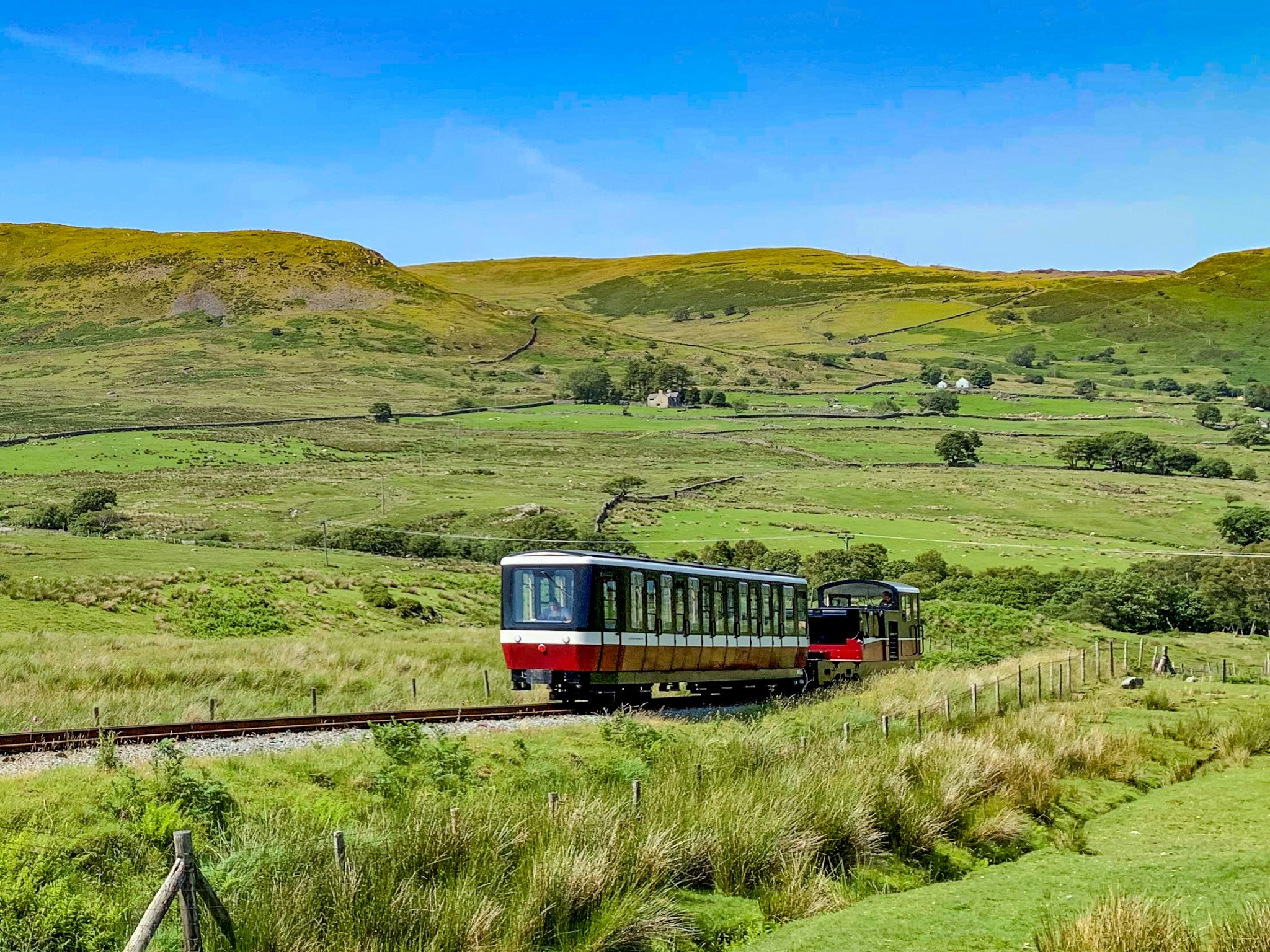 New hybrid locomotives arrive on the Snowdon Mountain Railway - Rail UK